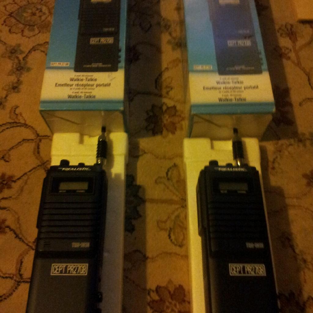 Two Realistic TRC-1010 Walkie-Talkies in OX18 Carterton für £ 45,00 zum ...