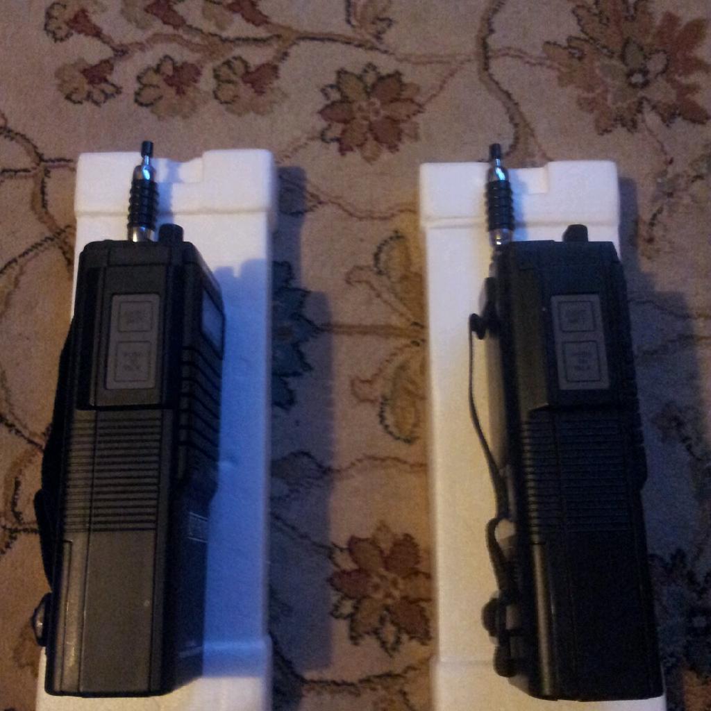 Two Realistic TRC-1010 Walkie-Talkies in OX18 Carterton für £ 45,00 zum ...