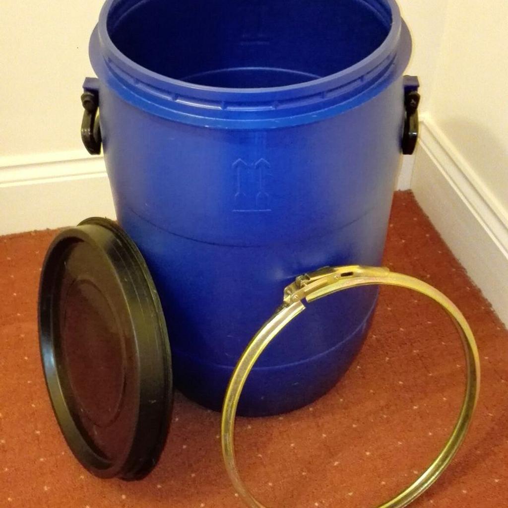 Plastic Storage Barrel inc Lid & Spring Clip in L31 Maghull für 5,00 ...