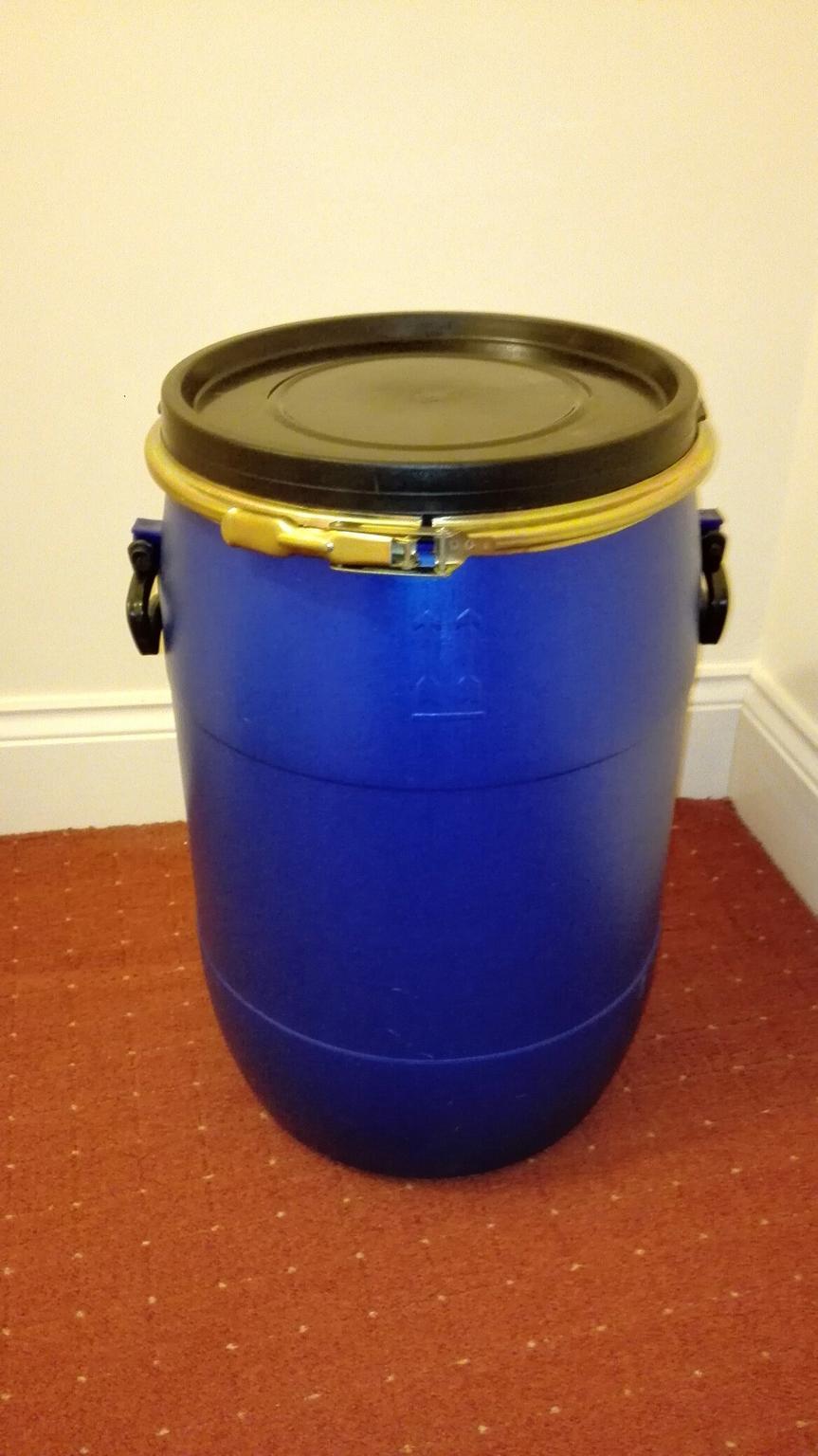 Plastic Storage Barrel inc Lid & Spring Clip in L31 Maghull für 5,00 ...