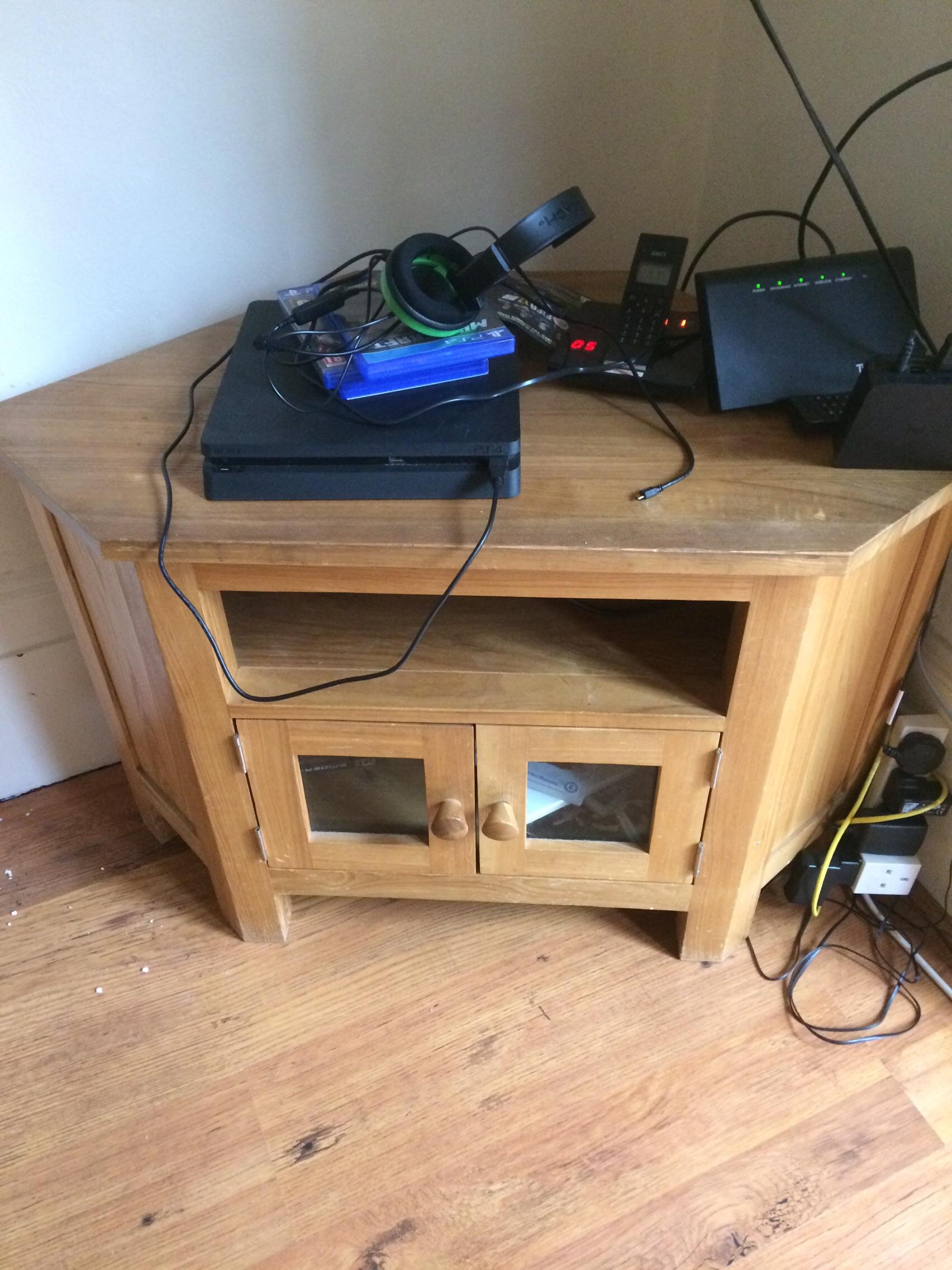 Solid wood TV corner unit in SE22 London für £ 30,00 zum Verkauf ...