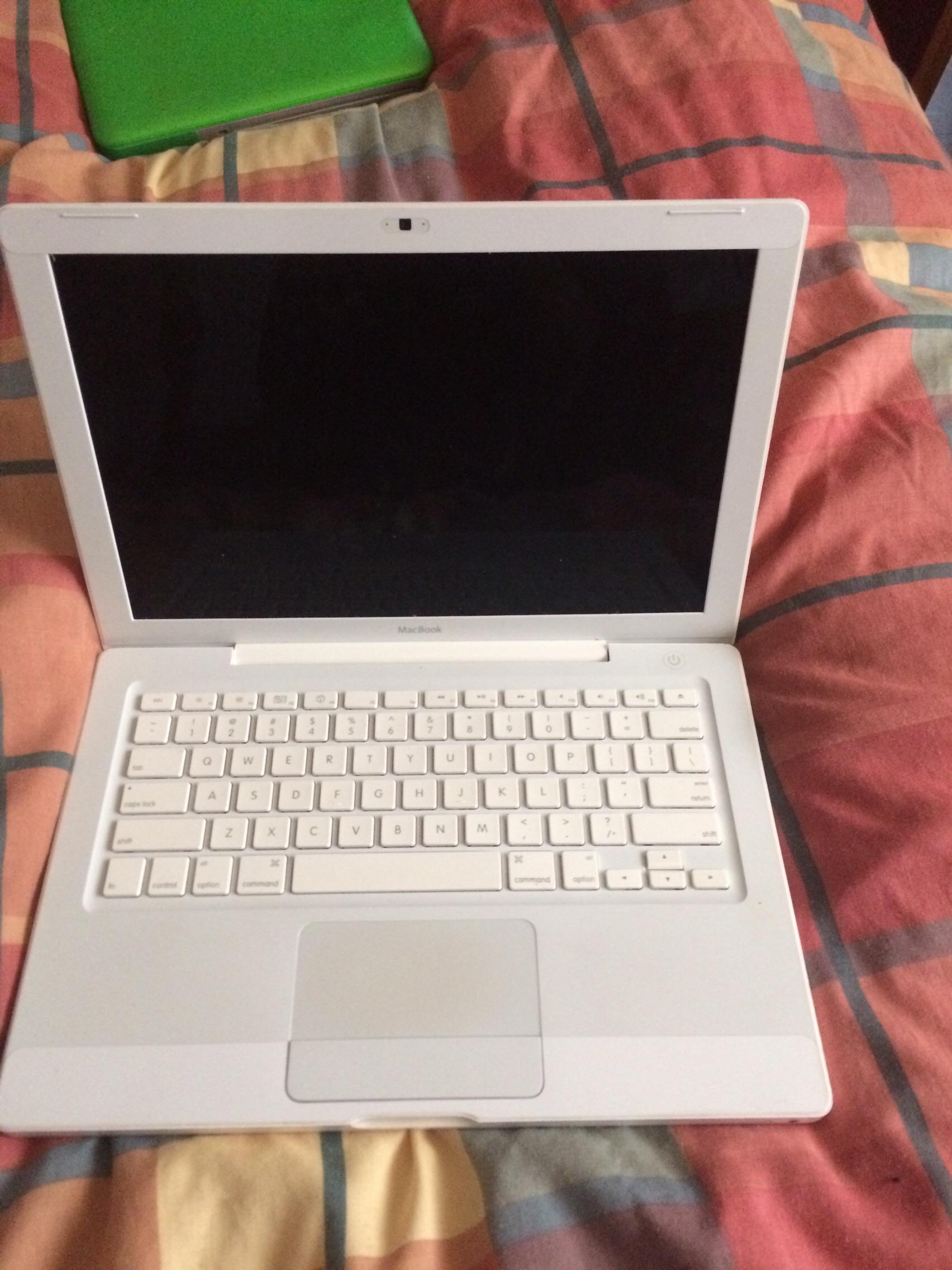 White apple macbook 2006 and silver Apple in NN16 Kettering for free ...