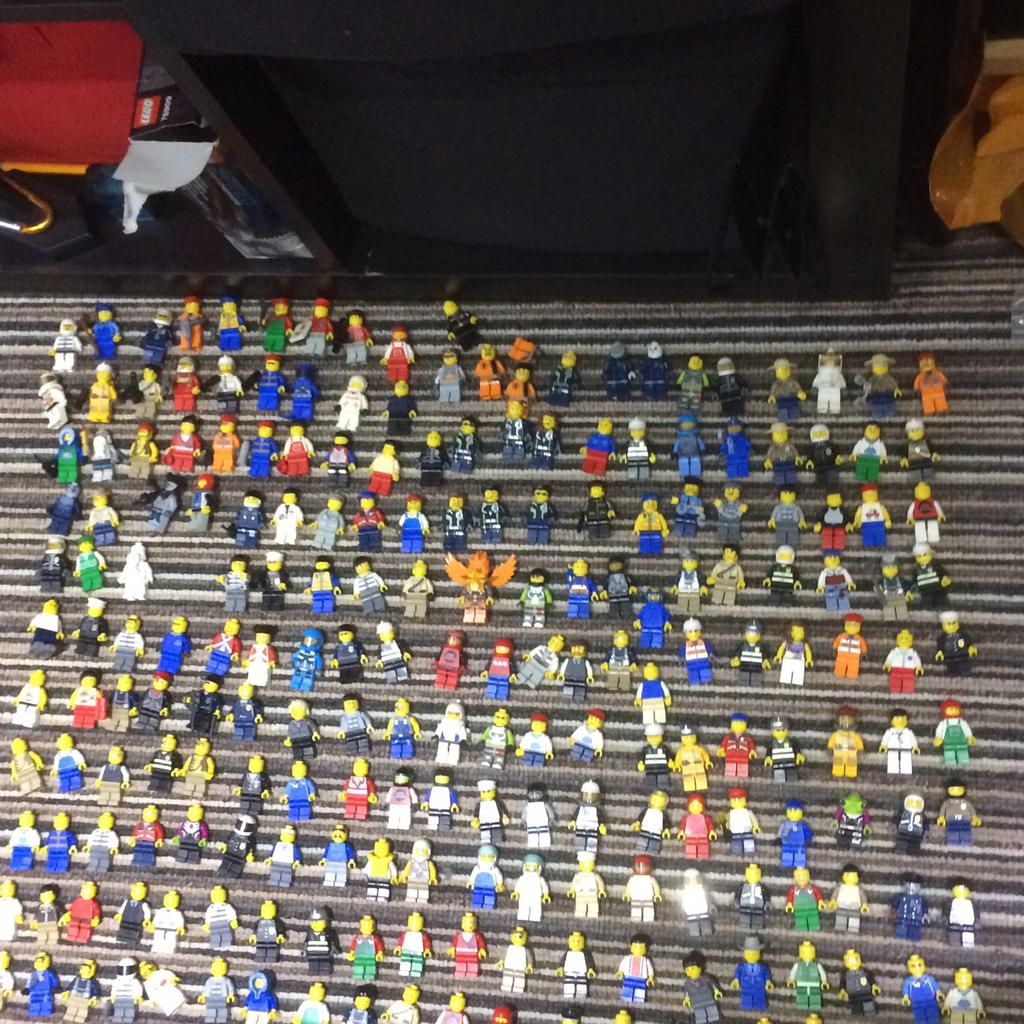 Over 200 Lego minifigures in EX37 Chittlehampton für 80,00 £ zum ...
