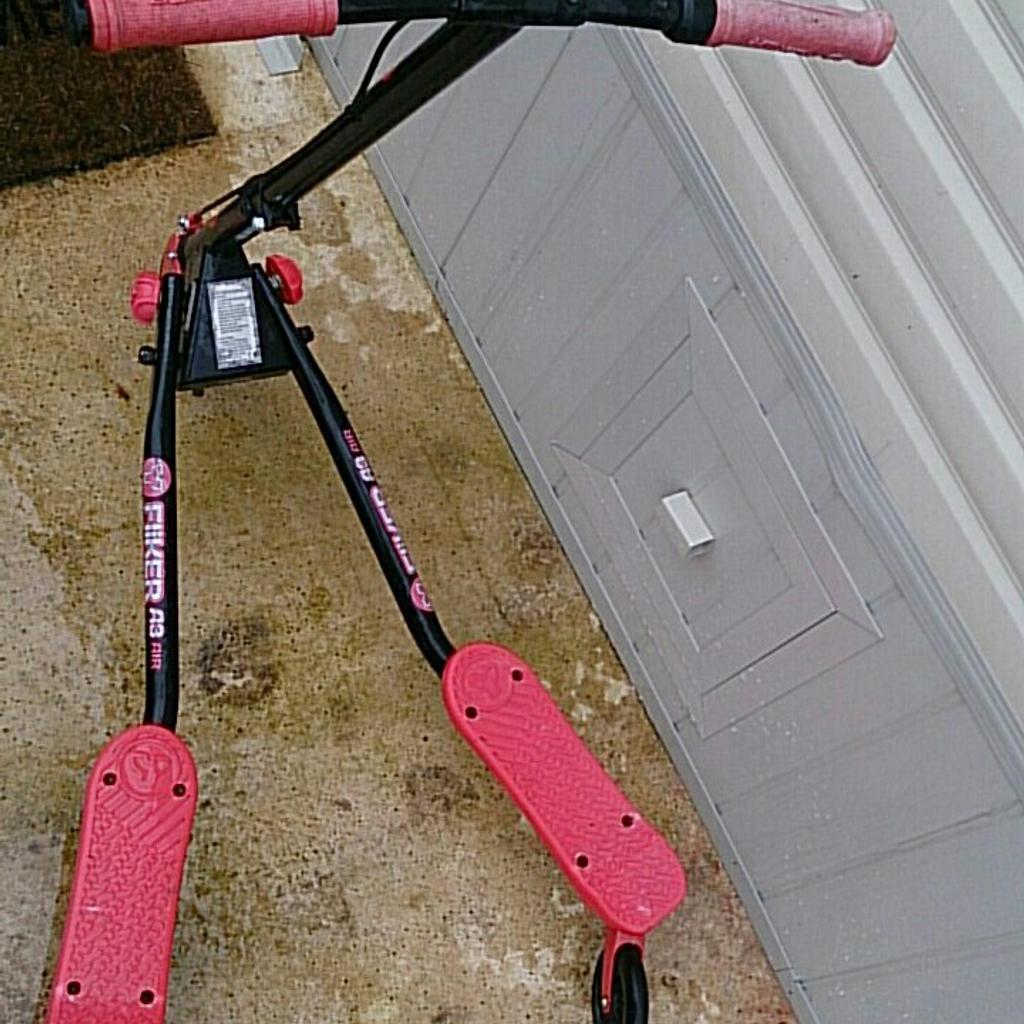 3 wheeled fliker scooter age 7 and over in North East Derbyshire für 20 ...