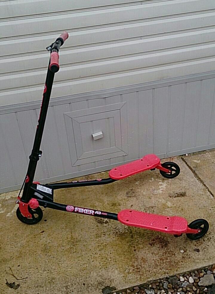 3 wheeled fliker scooter age 7 and over in North East Derbyshire für 20 ...