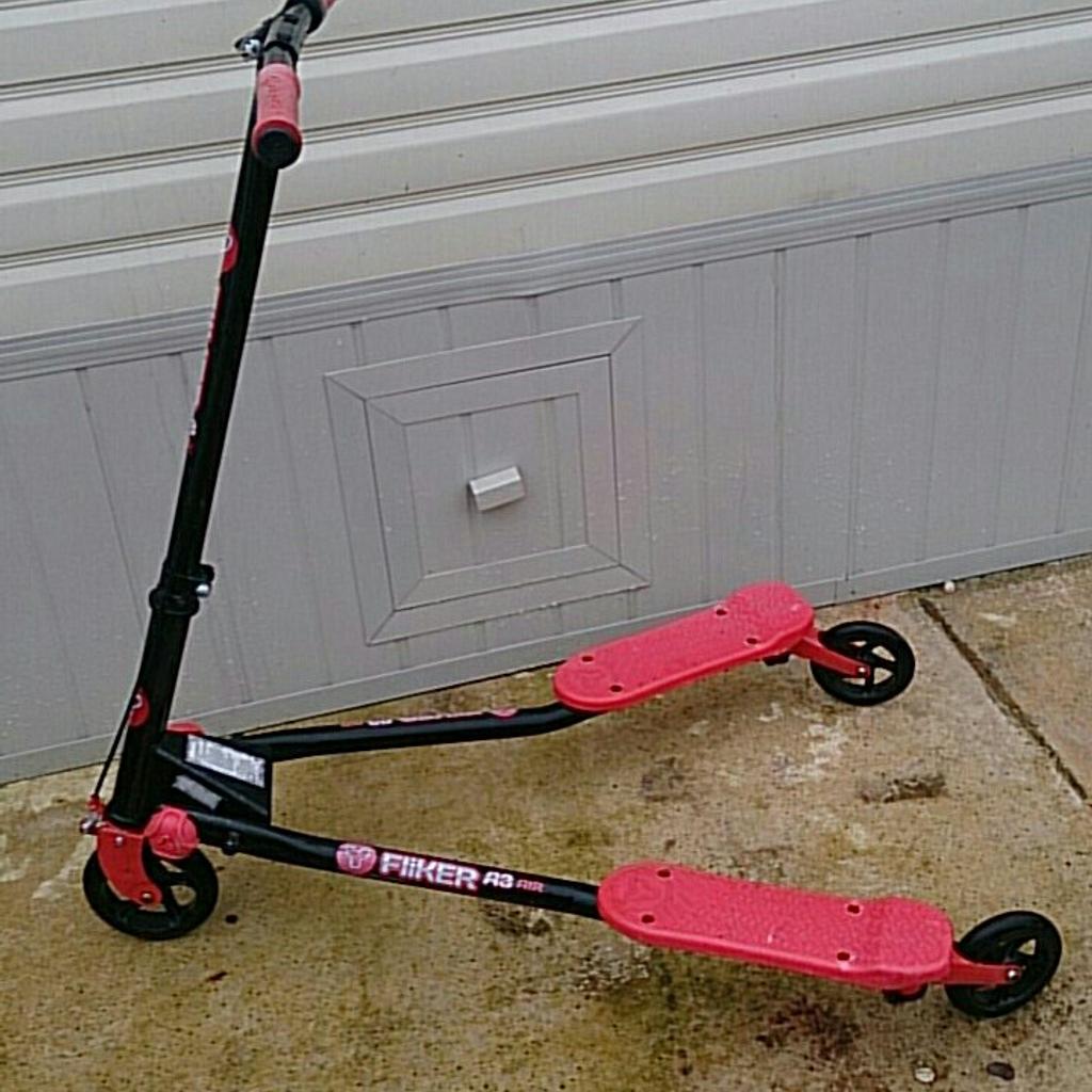3 wheeled fliker scooter age 7 and over in North East Derbyshire für 20 ...