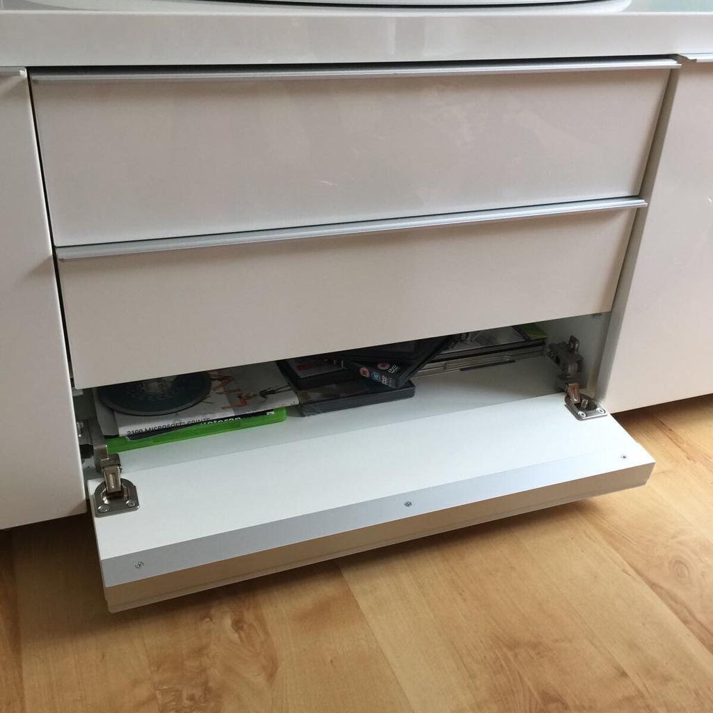 IKEA TV BESTA BURS CABINET IN GLOSS WHITE in SL5 Row für 60,00 £ zum ...