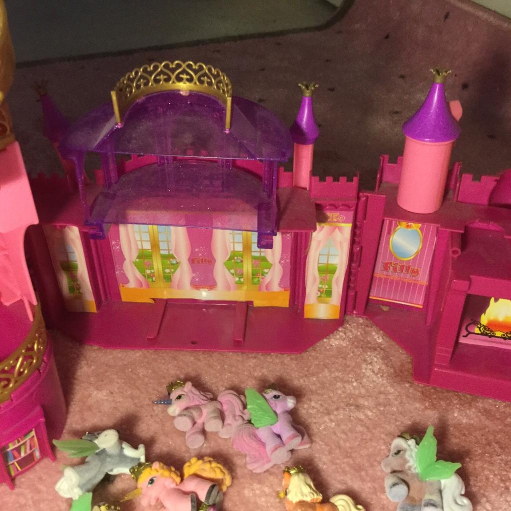 Filly Pferde mit Schloss in 63452 Hanau für € 15,00 zum Verkauf | Shpock AT