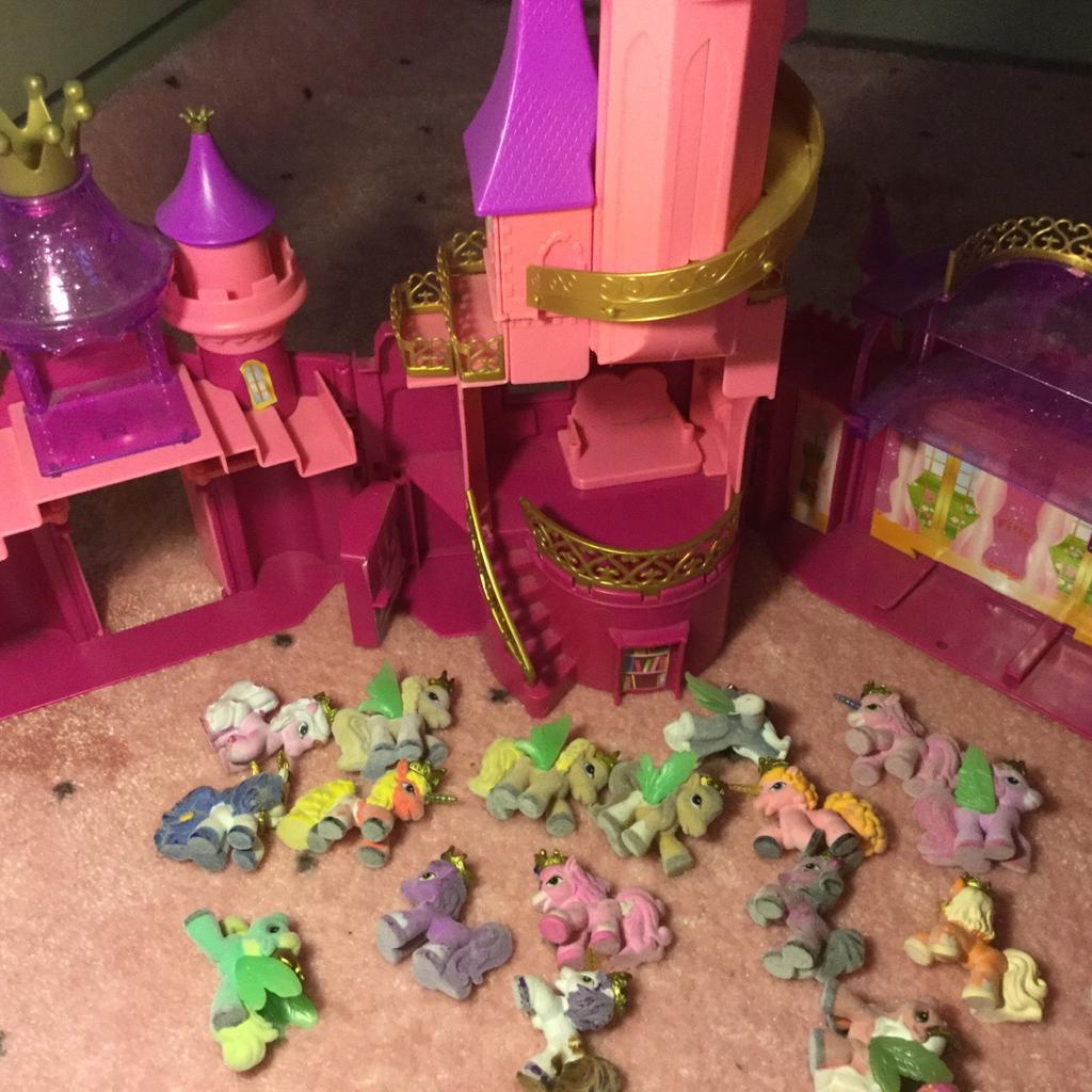 Filly Pferde mit Schloss in 63452 Hanau für € 15,00 zum Verkauf | Shpock AT