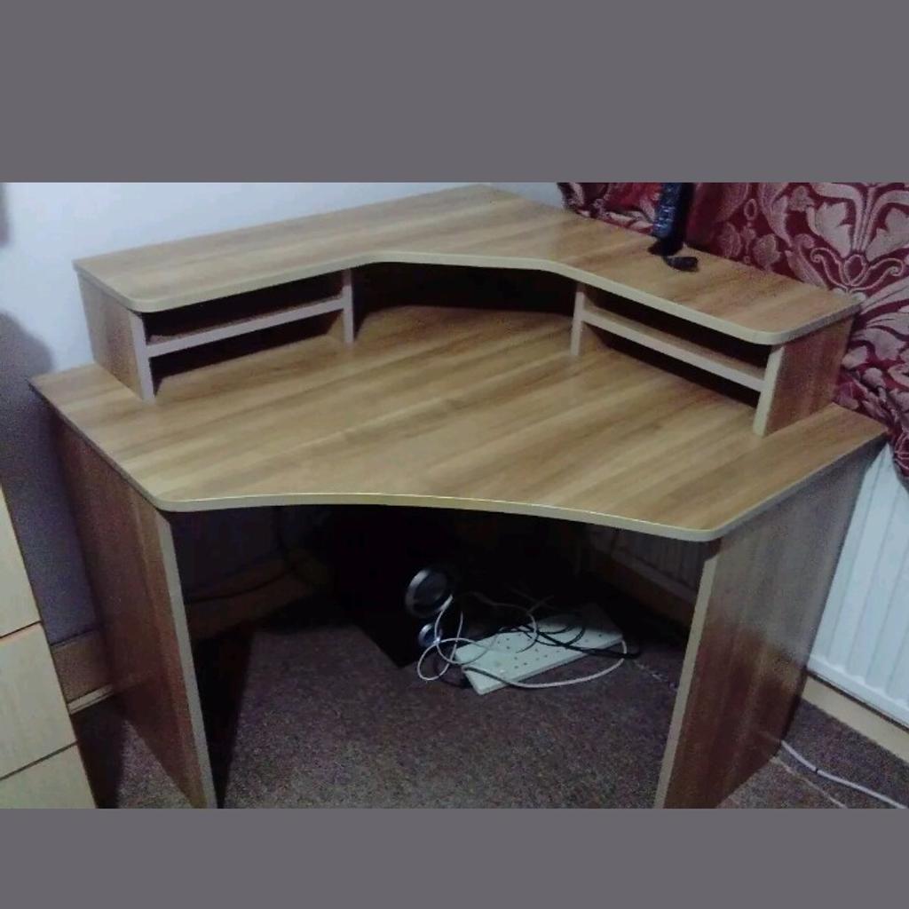 CORNER COMPUTER TABLE DESK in E7 London für £ 45,00 zum Verkauf | Shpock AT