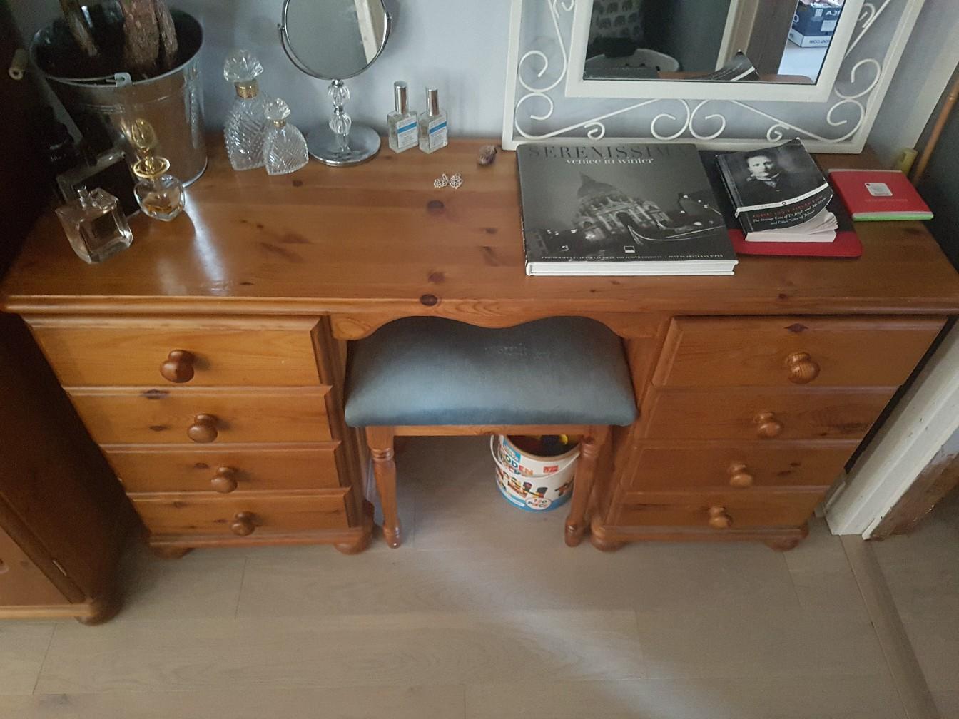 Pine dressing table with 8 doors and stool in KT6 Surbiton für 90,00 £ zum Verkauf | Shpock DE