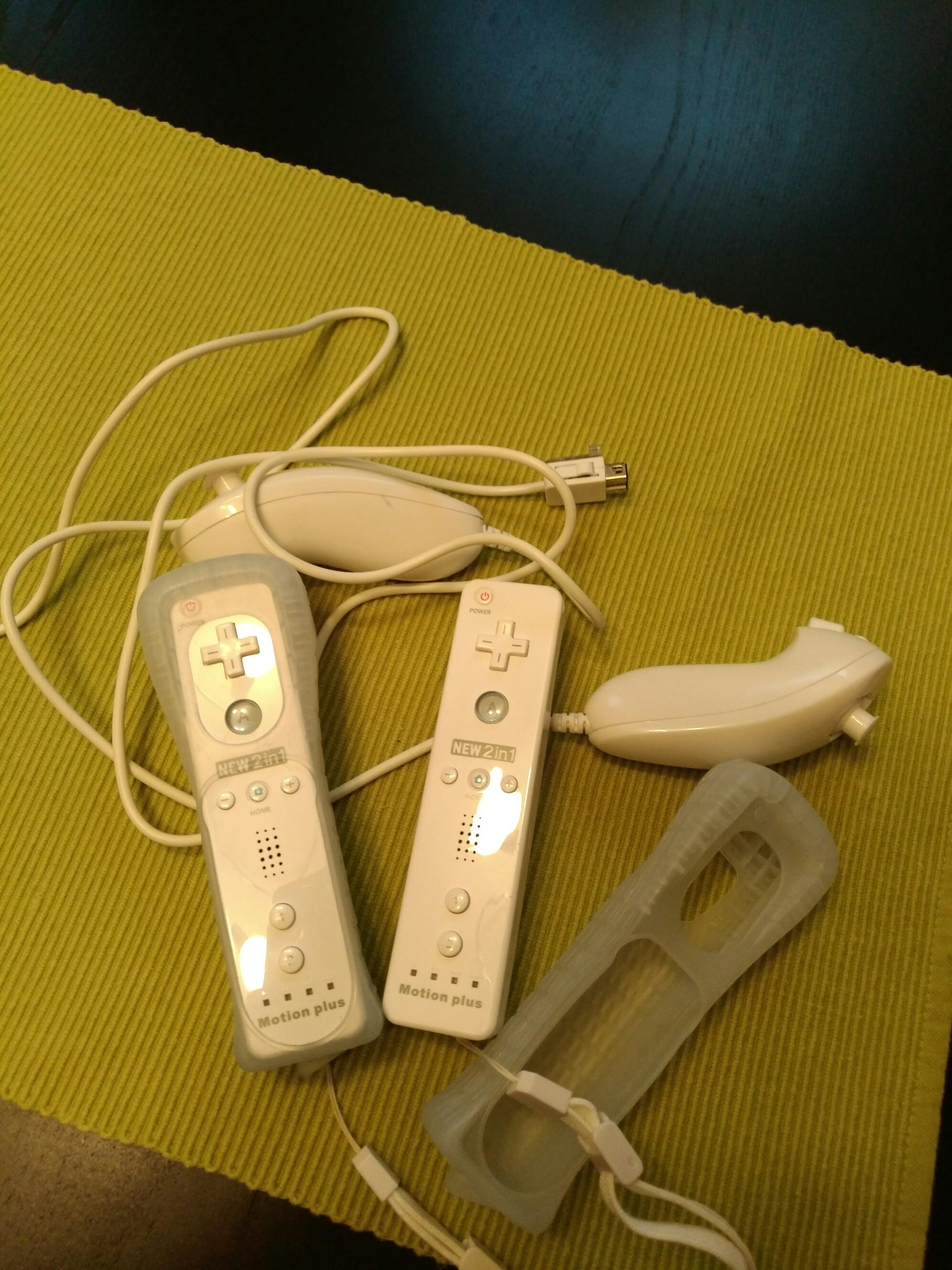 Wii motion plus Controller und nun chuck 2 in 99894 Leinatal for €17.00 ...