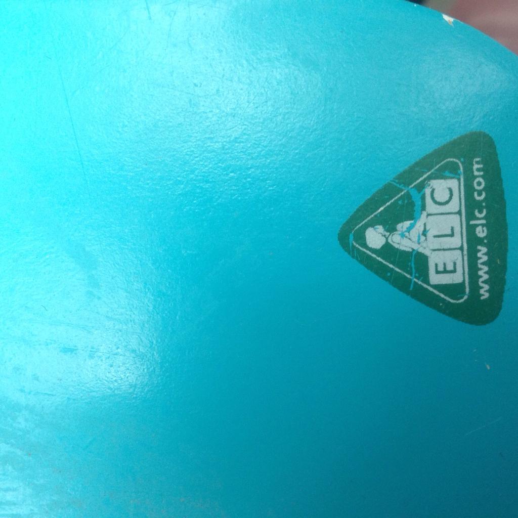 ELC toddlers table and chairs in IG7 Chigwell für £ 15,00 zum Verkauf ...