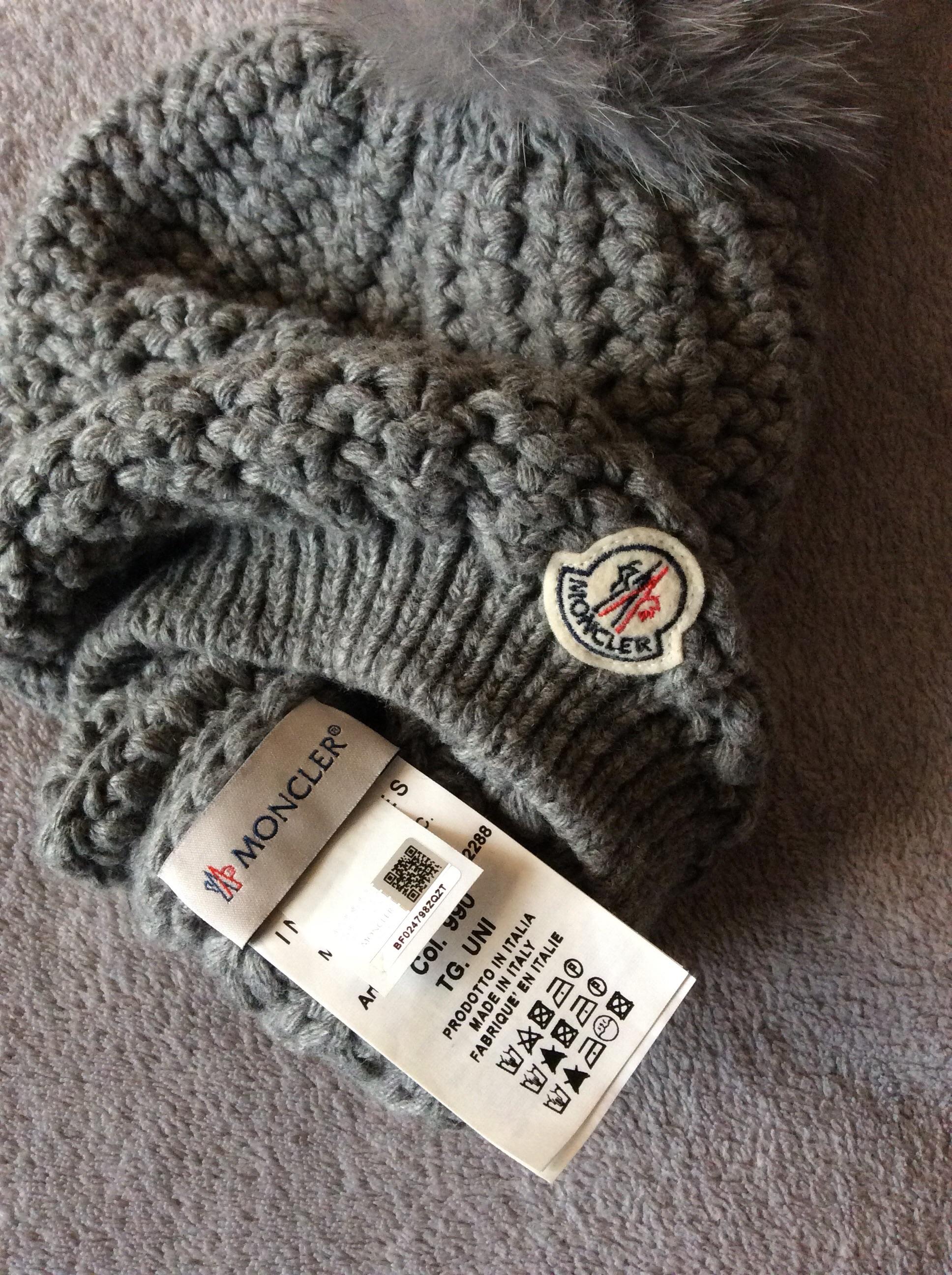 Moncler Mütze mit Echtfellbommel in 5700 Zell am See für 210,00 € zum ...