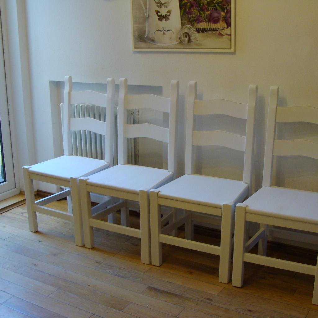 DINING TABLE , 4 CHAIRS AND BENCH in ME7 Gillingham für 250,00 £ zum ...