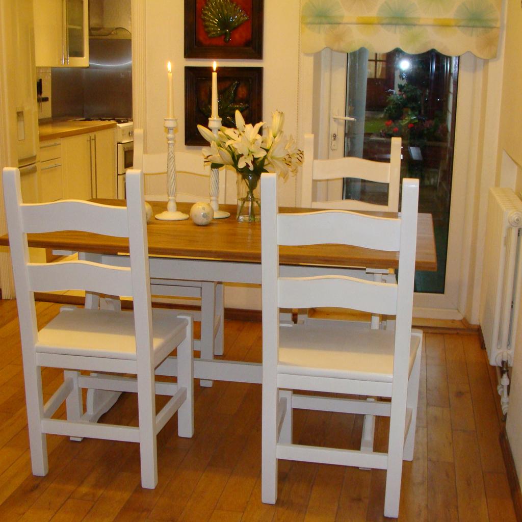 DINING TABLE , 4 CHAIRS AND BENCH in ME7 Gillingham für 250,00 £ zum ...