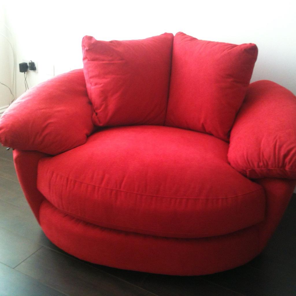 Red swivel cuddle chair in CR3 Caterham für £ 175,00 zum Verkauf ...