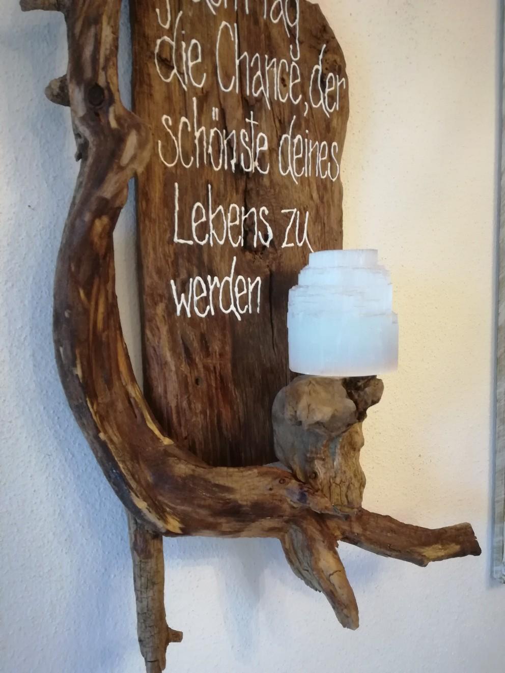Altholz mit Treibholz mit Spruch in 6342 Niederndorf bei Kufstein für ...
