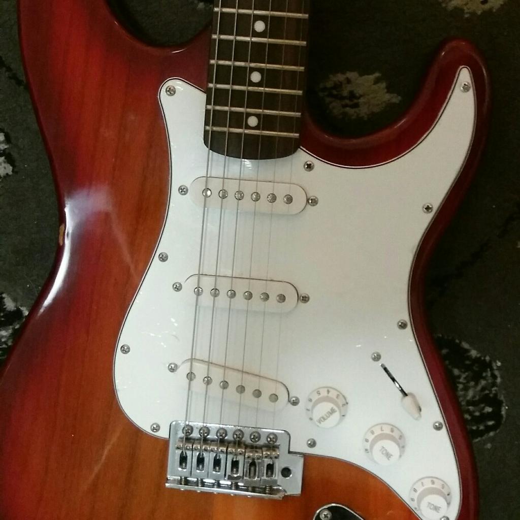 Helmsman electric guitar in Rochdale für 40,00 £ zum Verkauf | Shpock DE