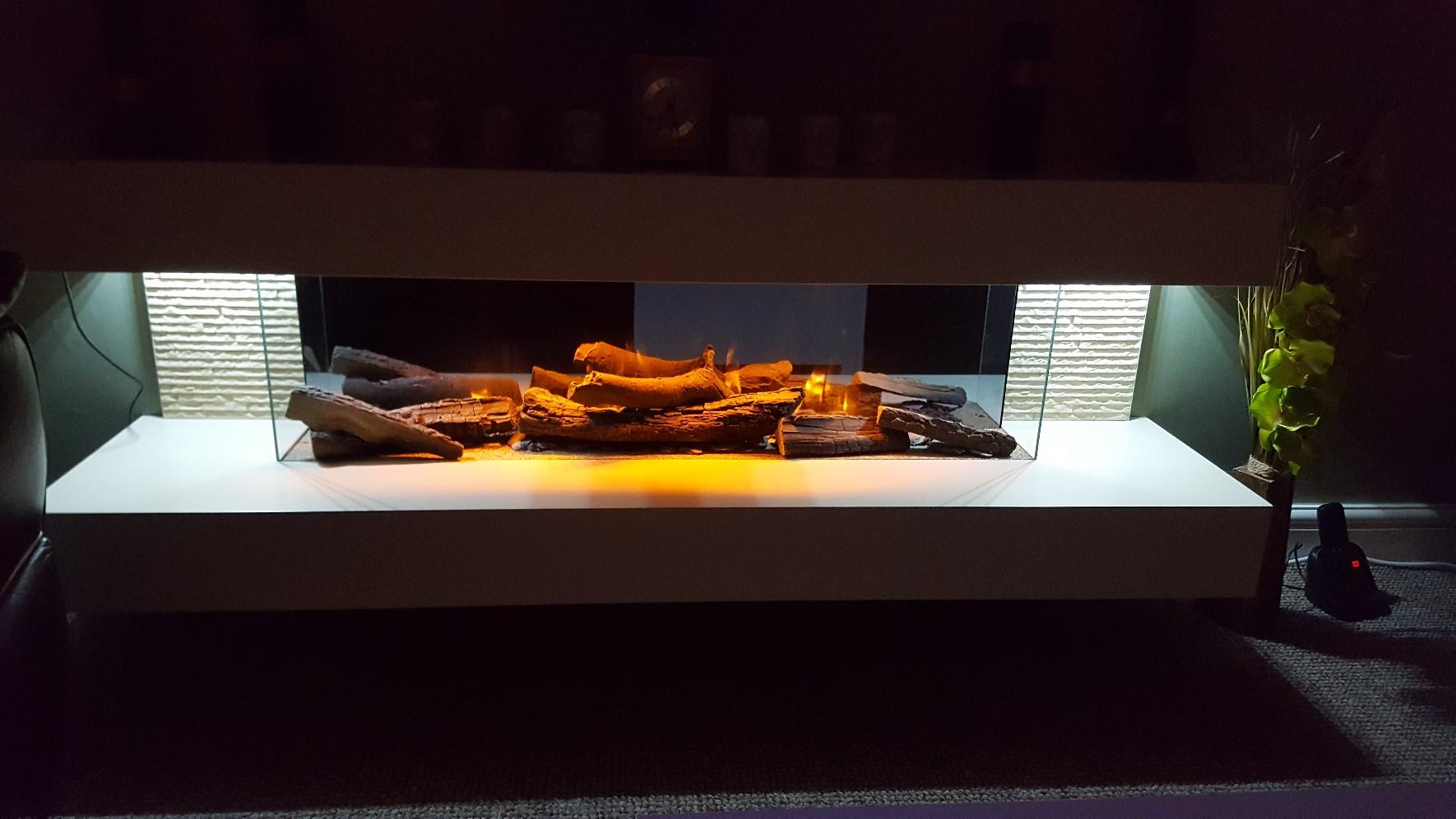 Electric log effect fire wall mounted in North West Leicestershire für ...