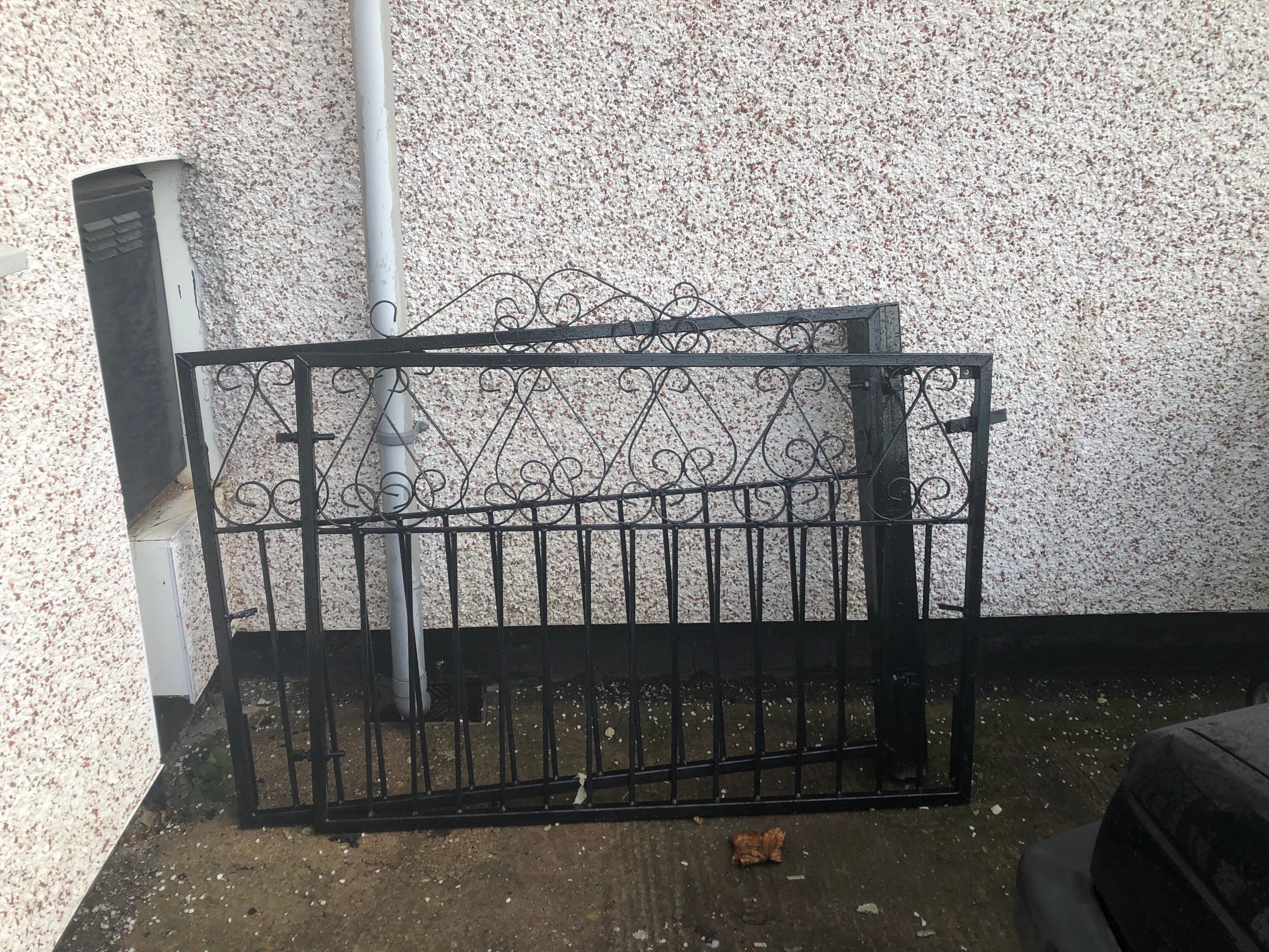 Double ornate black metal gates in NG16 Valley für 20,00 £ zum Verkauf ...