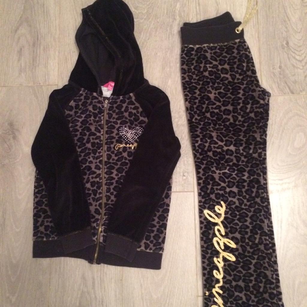 Girls pineapple tracksuit and body warmer in ME3 Halstow für 12,00 ...