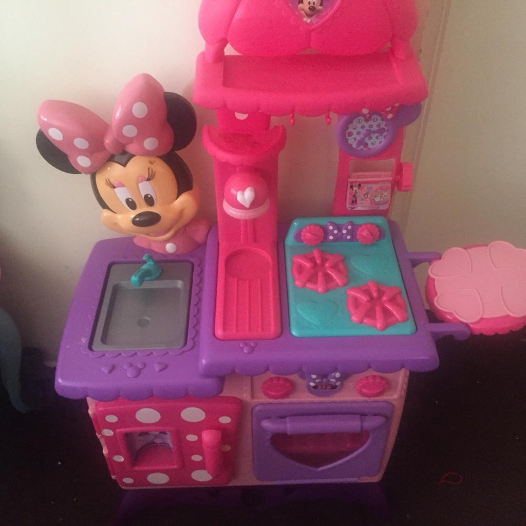Minnie Mouse electric car and play kitchen in Madeley für £ 40,00 zum ...