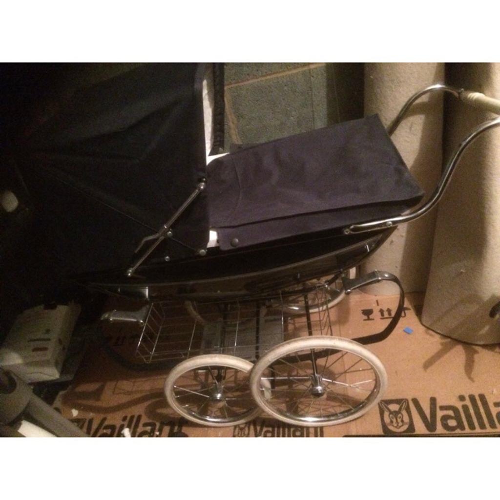 Royal blue silver cross child's pram in L9 Liverpool für £ 100,00 zum ...