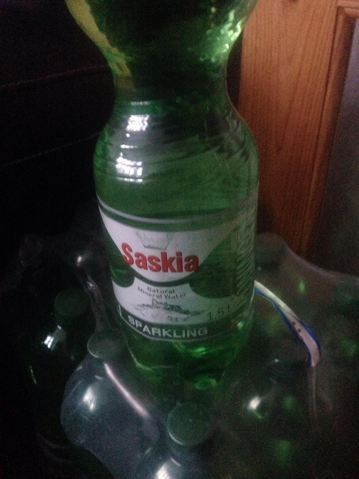 Saskia sparkling mineral water in LU4 Luton for £2.00 for sale | Shpock