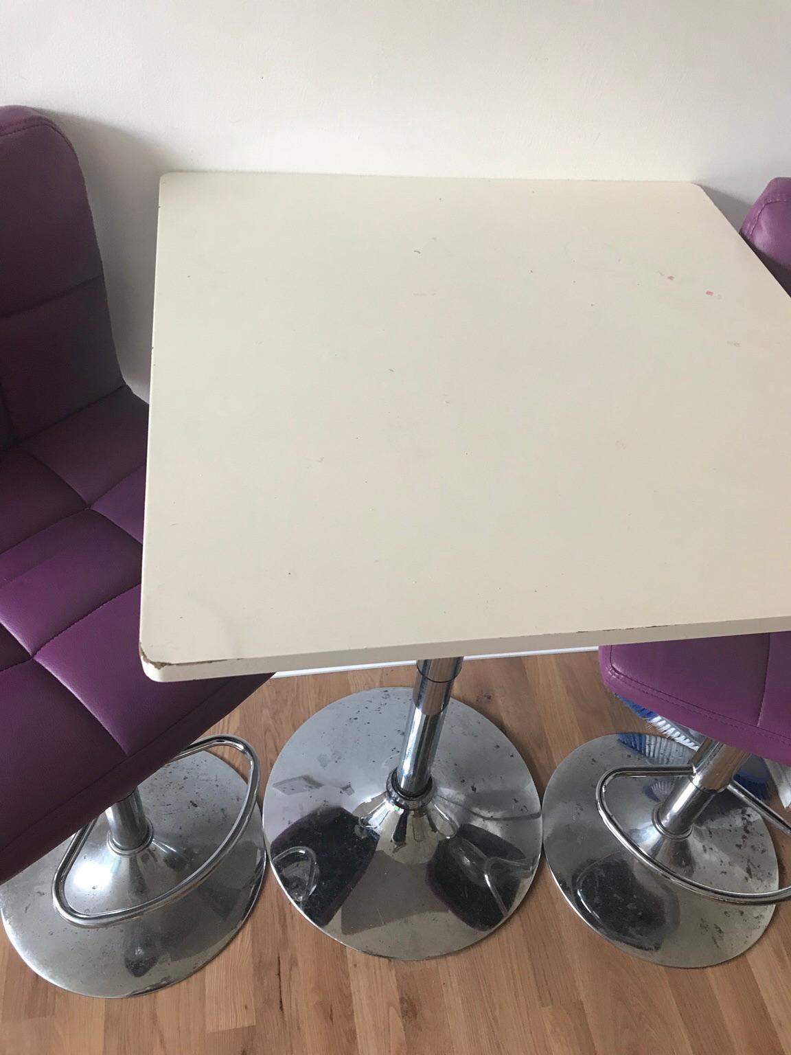 2 Seater bar stools and table in B32 Birmingham für £ 20,00 zum Verkauf ...
