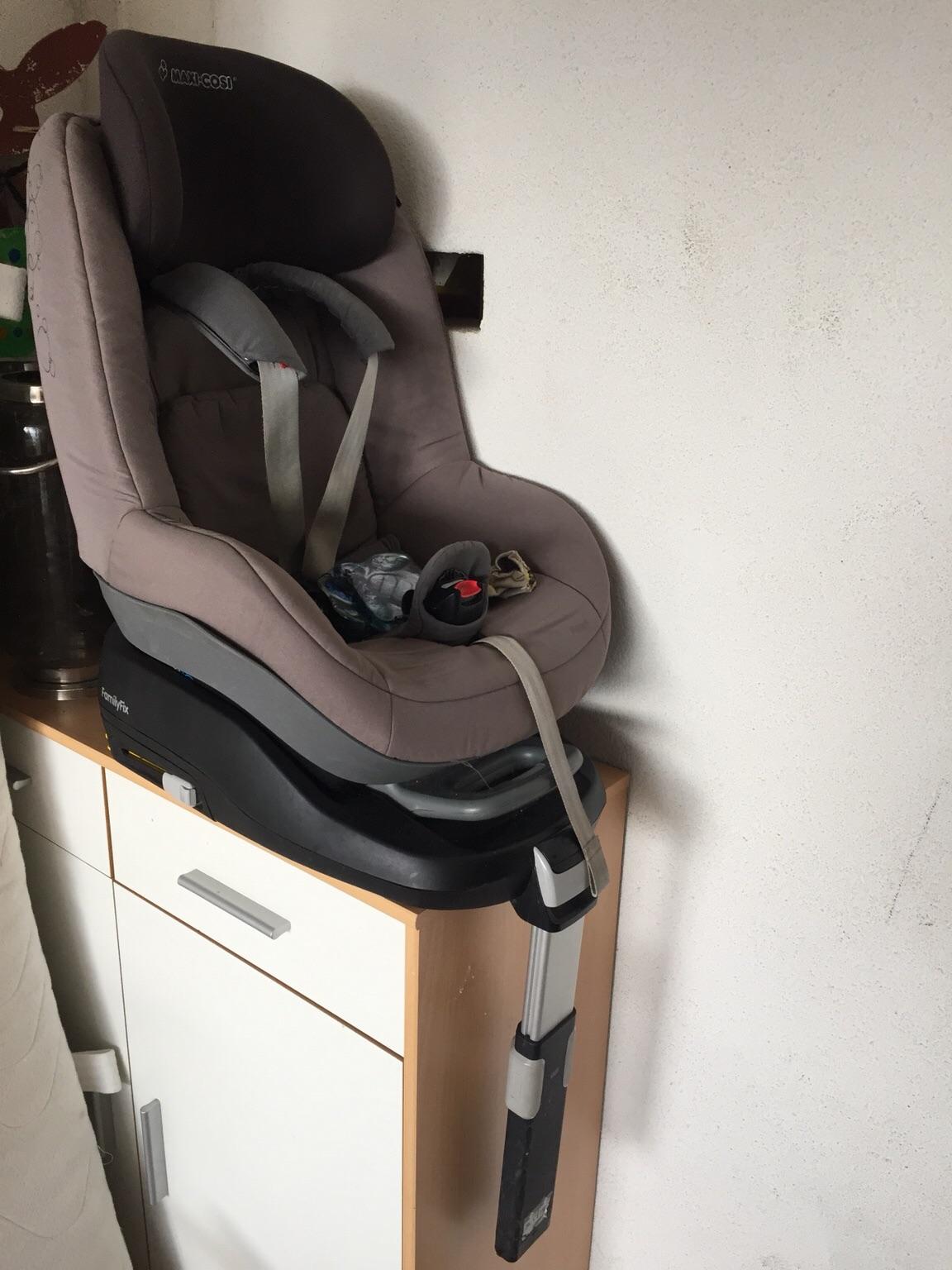 Maxi Cosi Kindersitz mit Isofix Station in 9300 Mögracher für 125,00 ...
