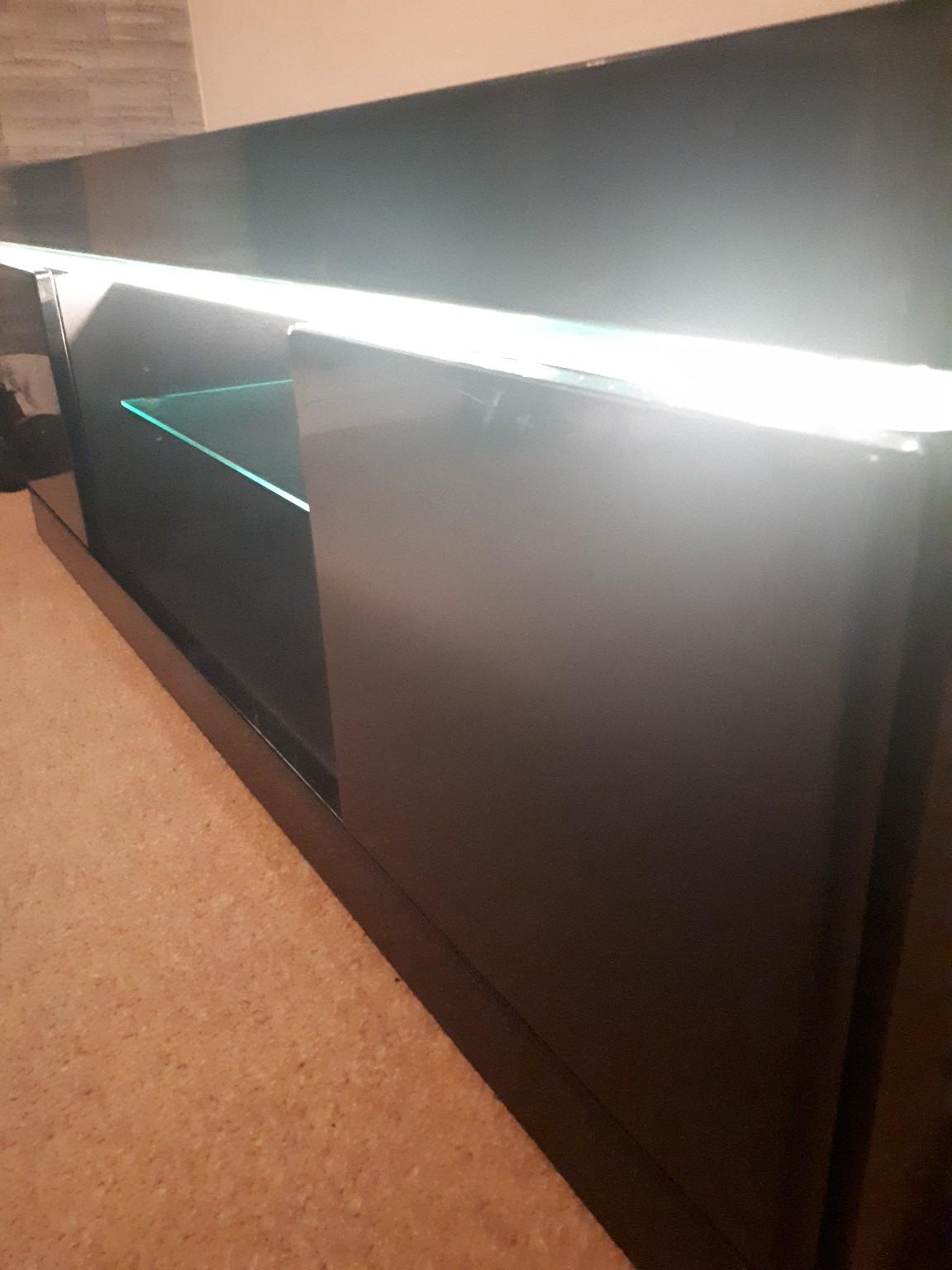 Glossy black LED light tv unit. in WS10 Walsall für £ 50,00 zum Verkauf ...