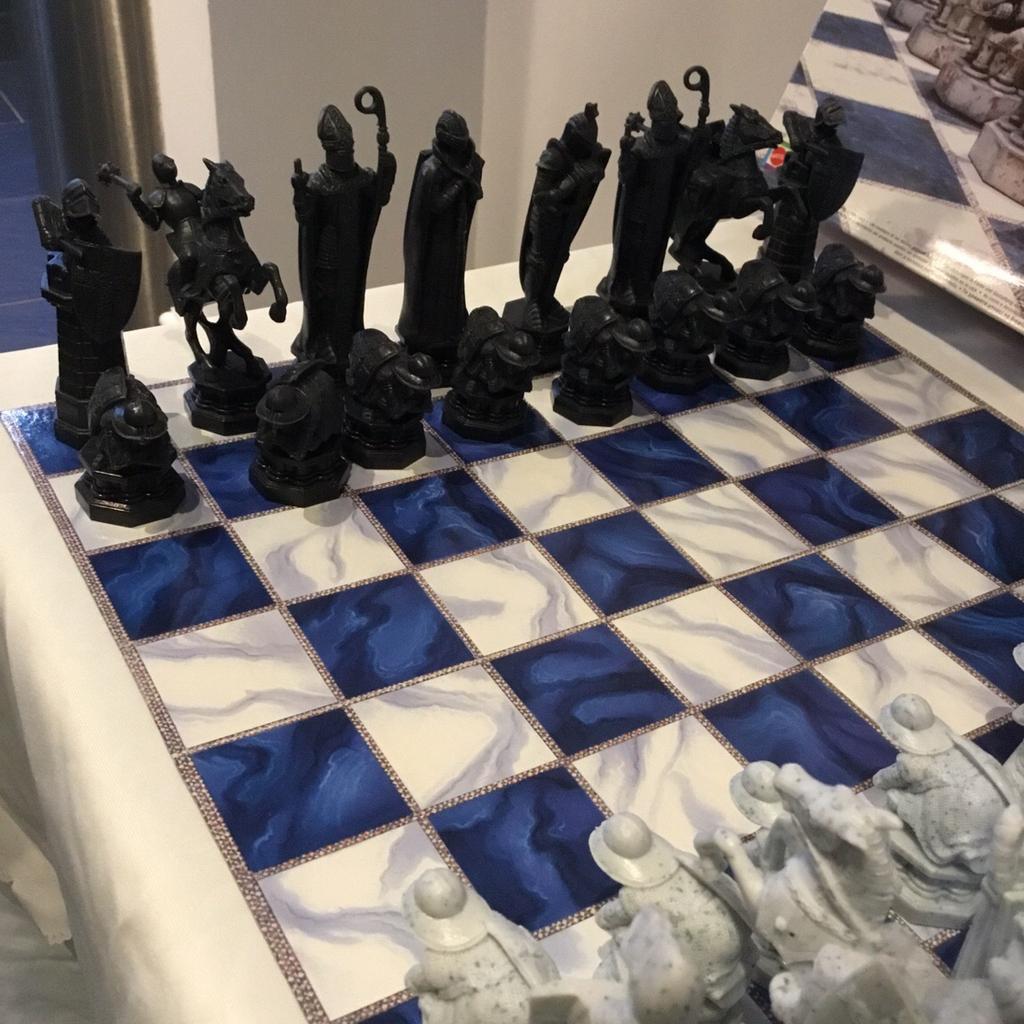 Rare Harry Potter wizard chess set in CM12 Basildon für 30,00 £ zum ...