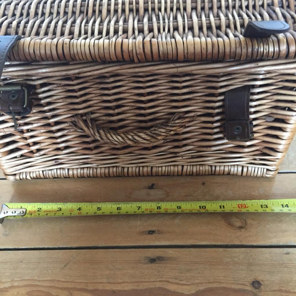 Cute Country Picnic Basket with plates etc in DY3 Dudley für 6,00 £ zum ...