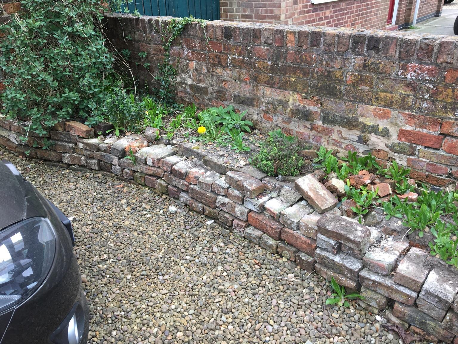 Bricks / brick rubble in Grey Green für gratis zum Verkauf | Shpock DE