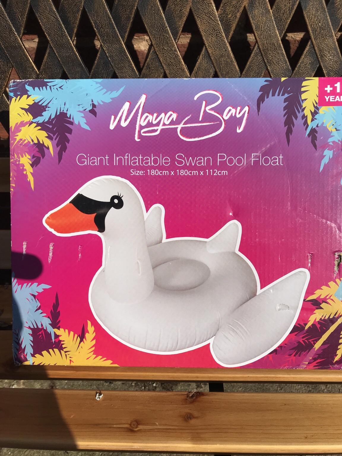 Giant inflatable swan pool float in YO8 Selby für £ 10,00 zum Verkauf ...