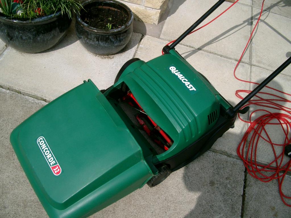 Qualcast Concorde 32 electric mower in HX3 Calderdale für 18,00 £ zum ...