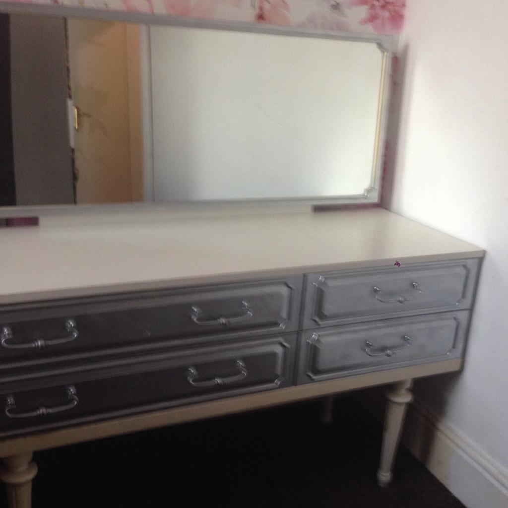 Dressing table with mirror in B70 Sandwell für £ 8,00 zum Verkauf ...