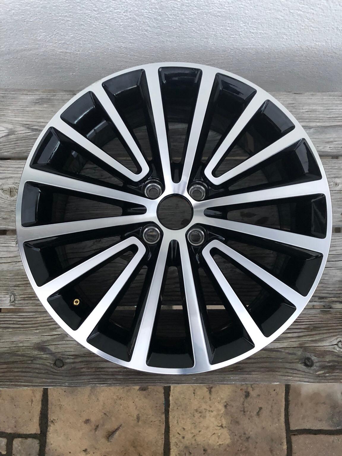 Original VW Up! Polygon Felge schwarz 17 Zoll in 86956 Schongau for €99 ...