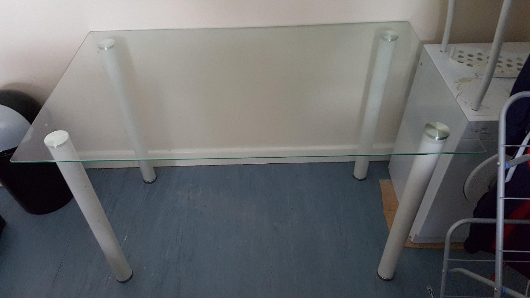 Glass dining table in Barnsley für 5,00 £ zum Verkauf | Shpock DE