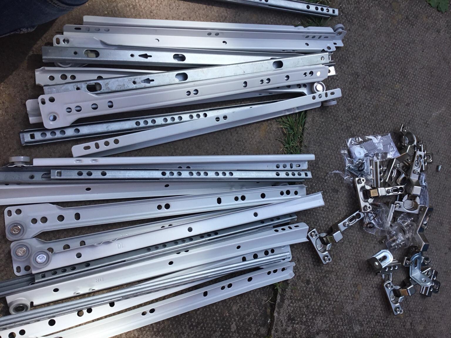 Draw runners and door hinges in B15 Birmingham für 5,00 £ zum Verkauf ...