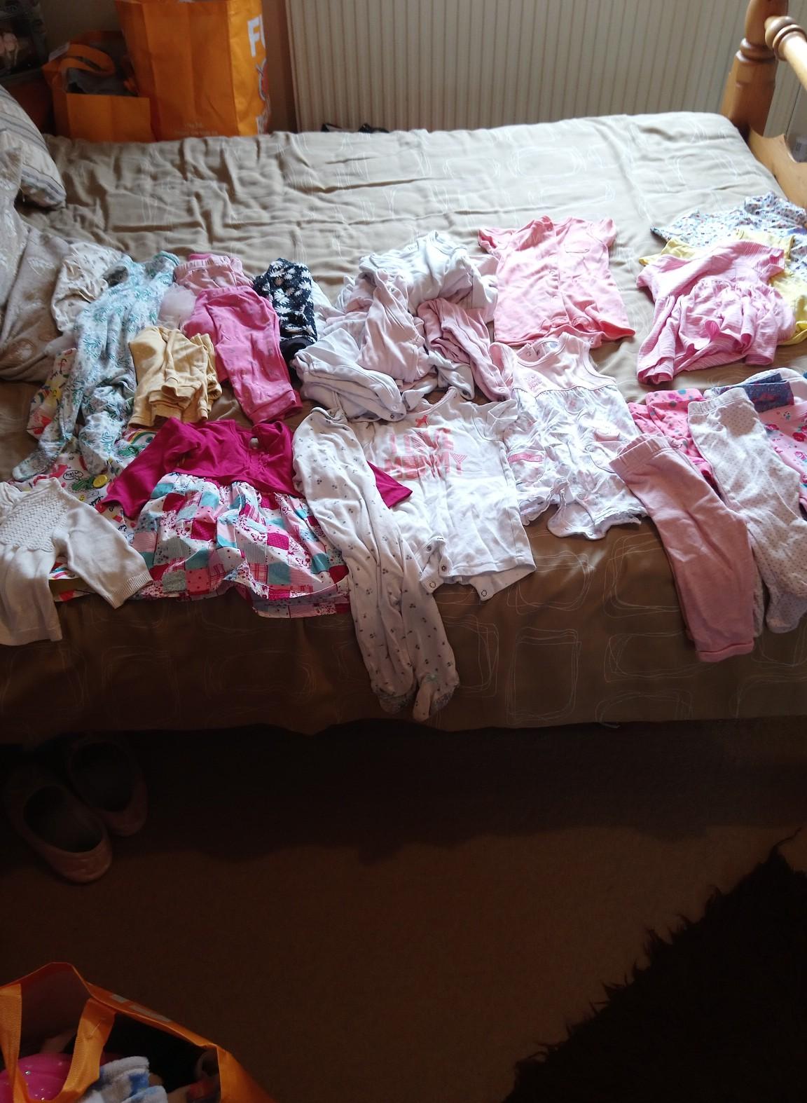 Girls clothes bundle 6-9 months in Stockport für 5,00 £ zum Verkauf ...