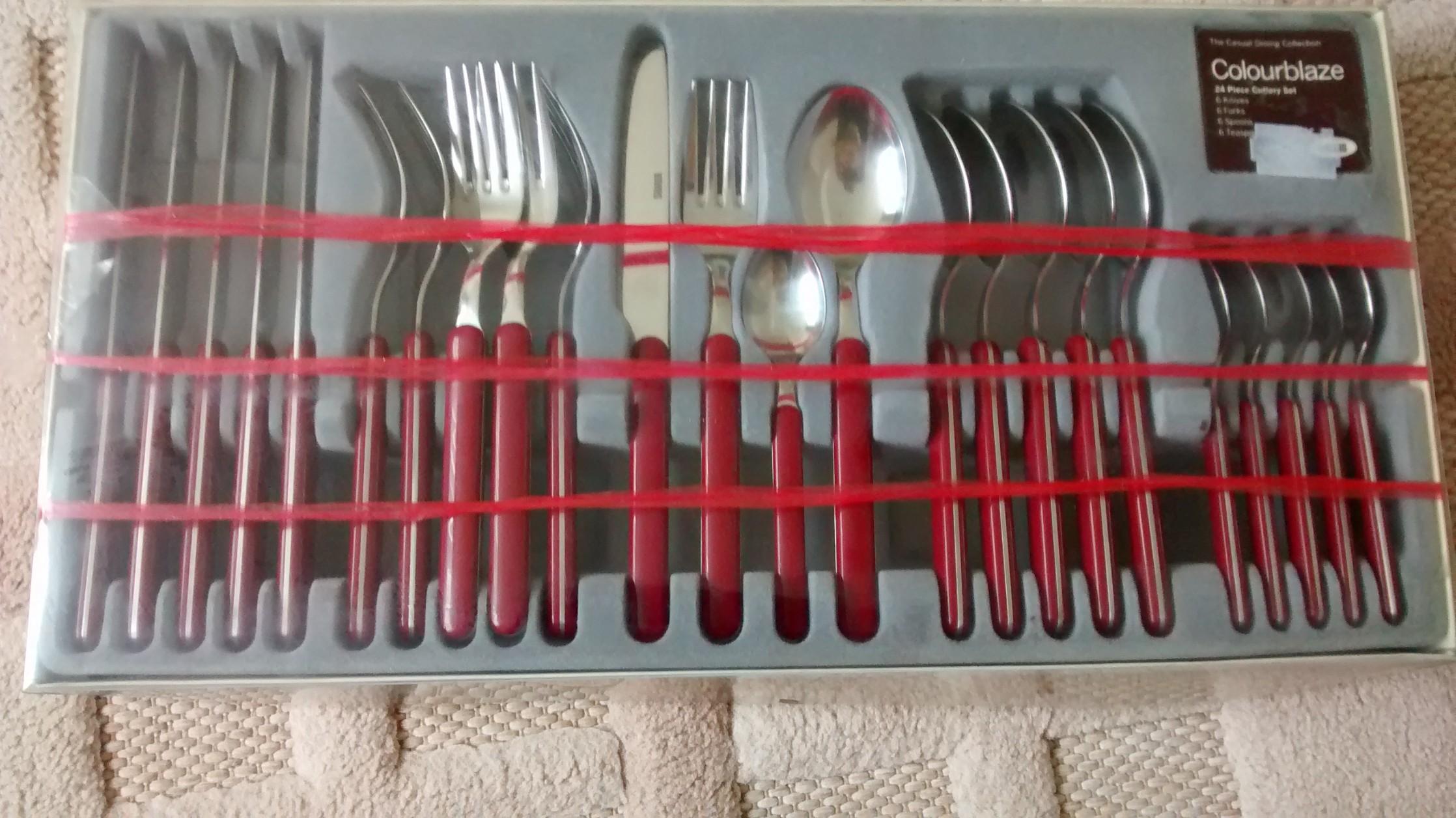 24 piece cutlery set with red handles. in WV14 Wolverhampton für £ 5,00 ...