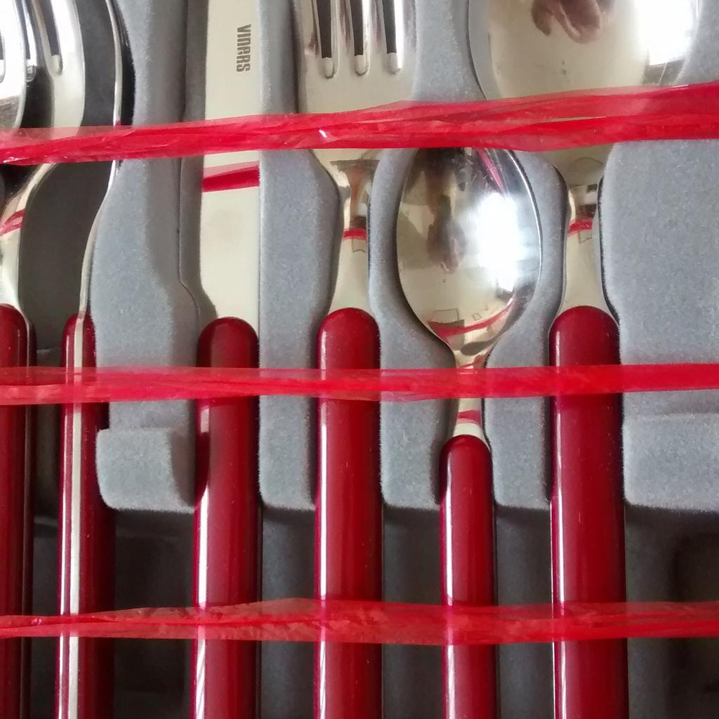 24 piece cutlery set with red handles. in WV14 Wolverhampton für £ 5,00 ...