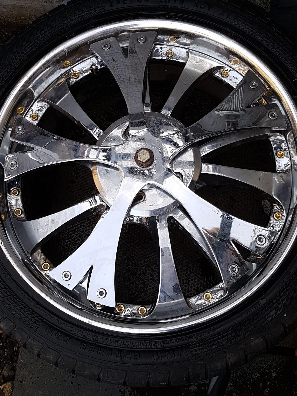 4 wheels , spinners & tires in E11 London Borough of Waltham Forest für ...