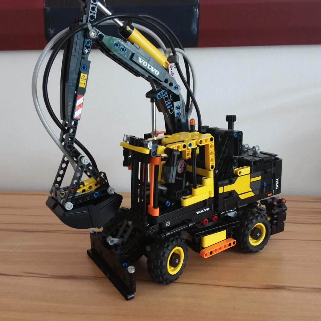 Lego technic 42053 Volvo Bagger in 01458 Ottendorf-Okrilla für € 65,00 ...