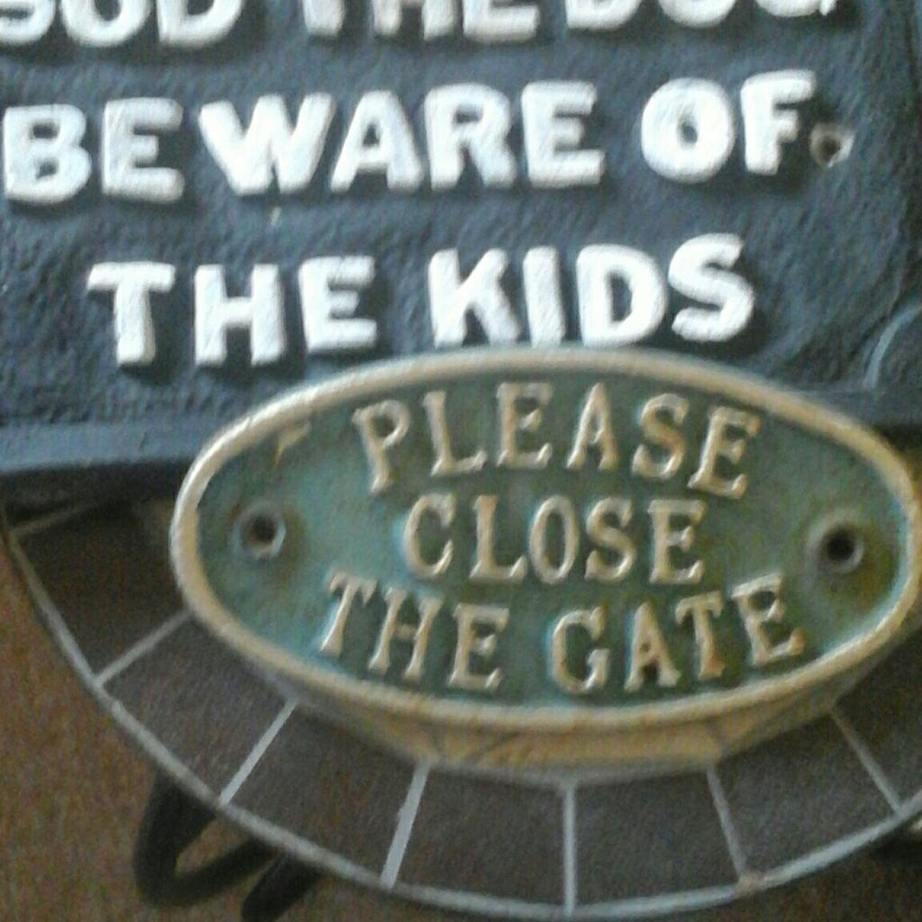 Cast iron gate sign and wall sign in CW1 Crewe für £ 6,00 zum Verkauf ...