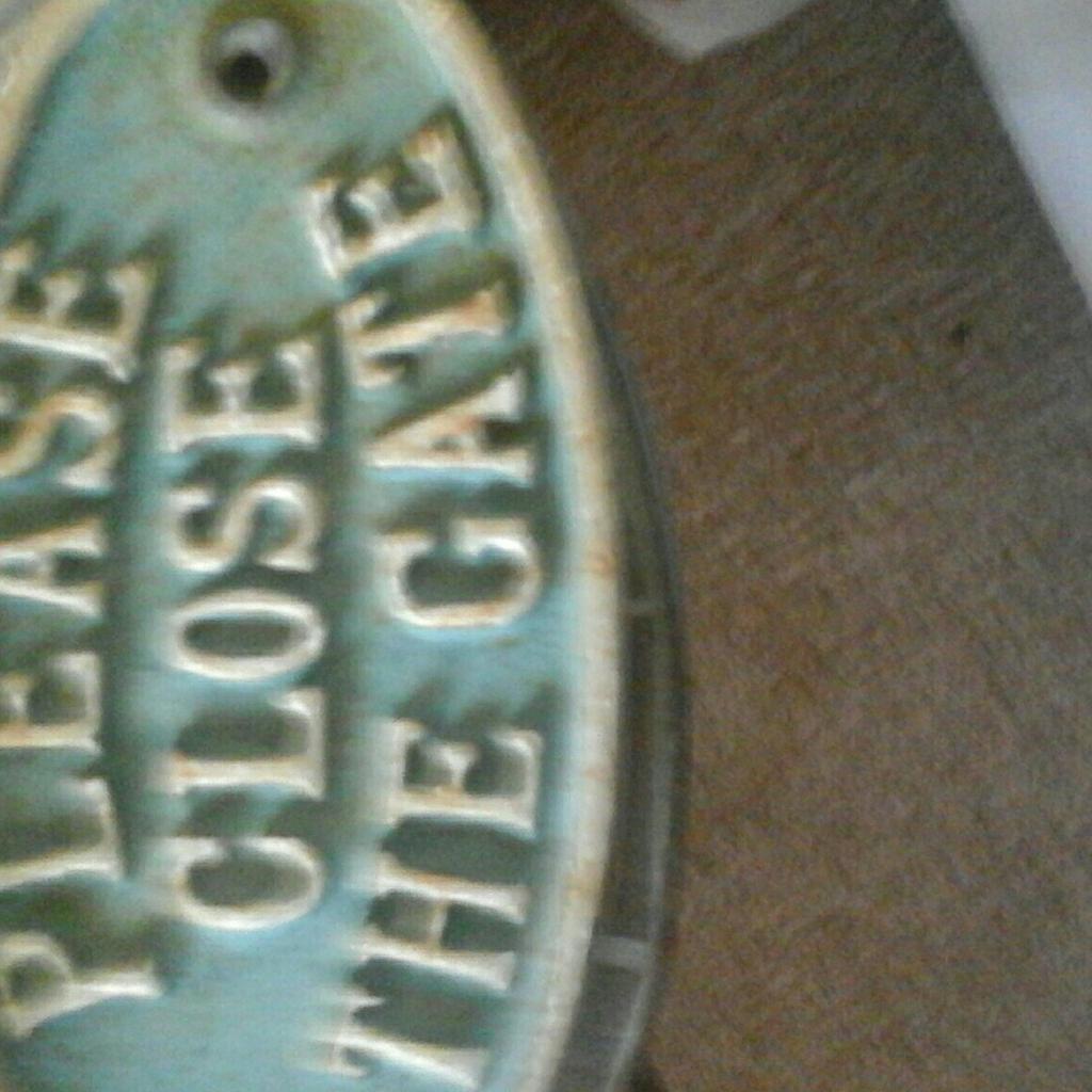 Cast iron gate sign and wall sign in CW1 Crewe für £ 6,00 zum Verkauf ...