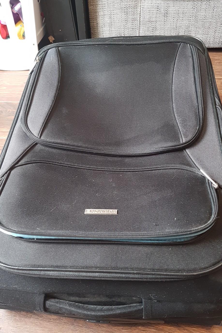 Topmove black suitcase no key on wheels in B75 Birmingham für £ 5,00 ...