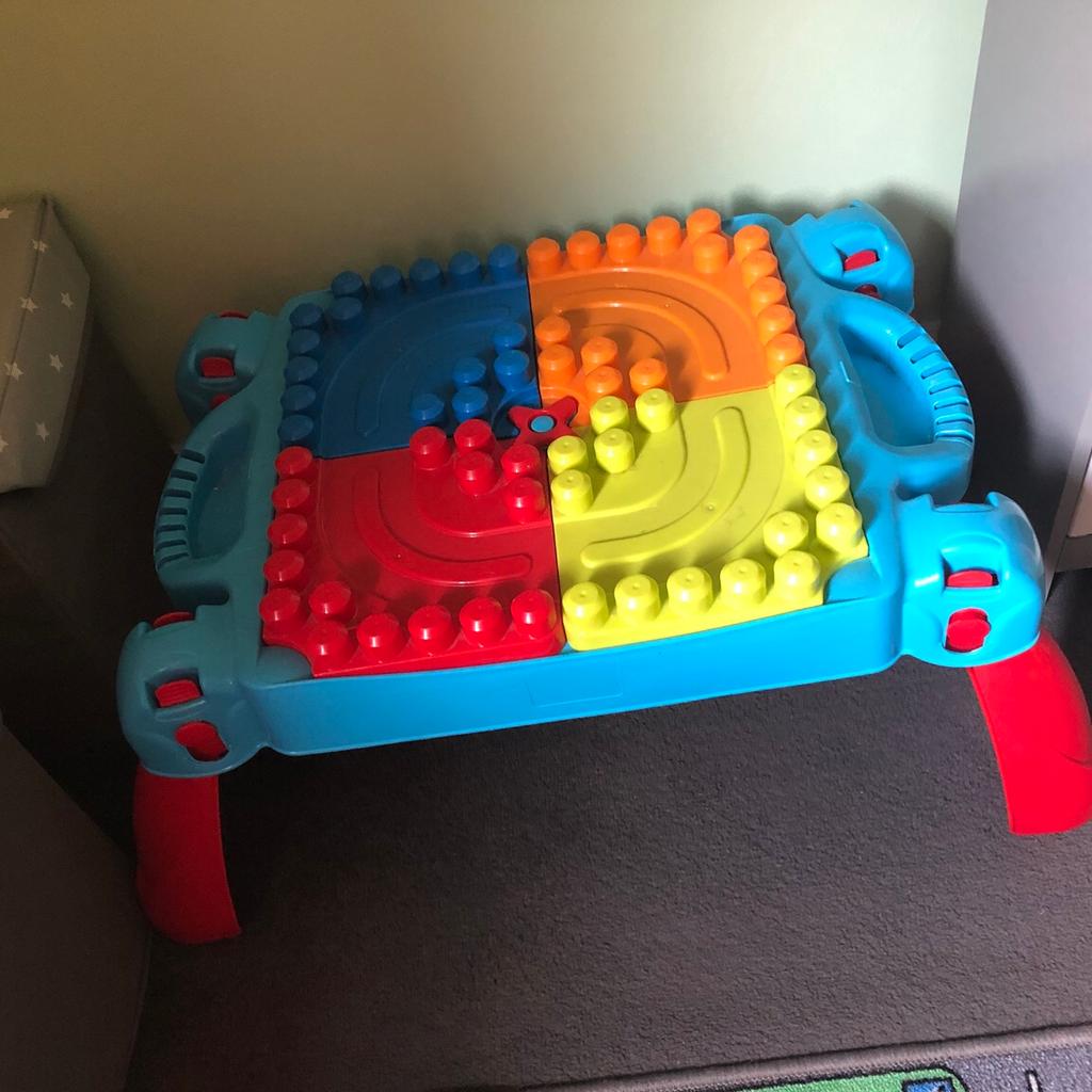 Mega bloks table and blocks in NG3 Nottingham für £ 12,00 zum Verkauf ...